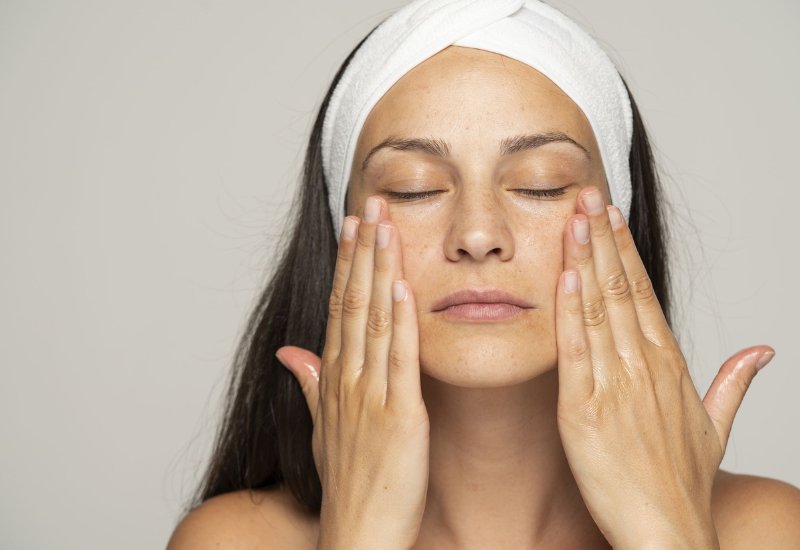 How to Lift Sagging Cheeks: The Best Procedures and Treatments ...